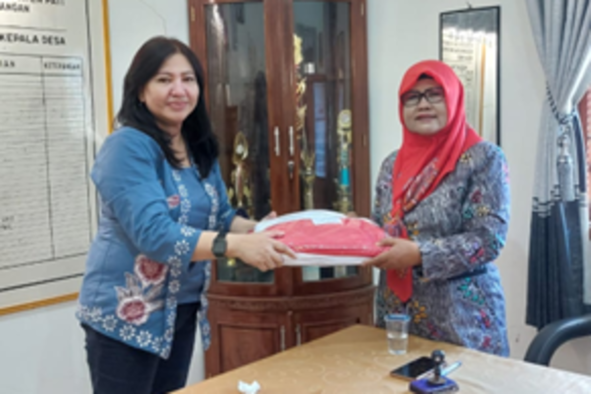 Pembagian Bendera Merah Putih - PT. Sarana Pembangunan Jawa Tengah